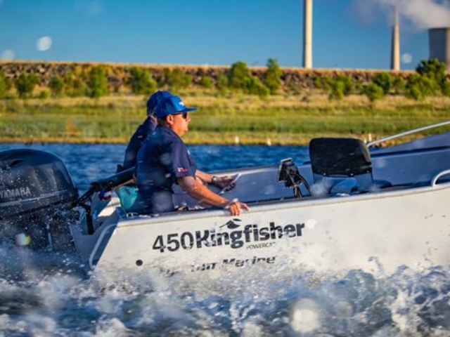 Kingfisher 450 Tiller Powercat - Kingfisher Boats